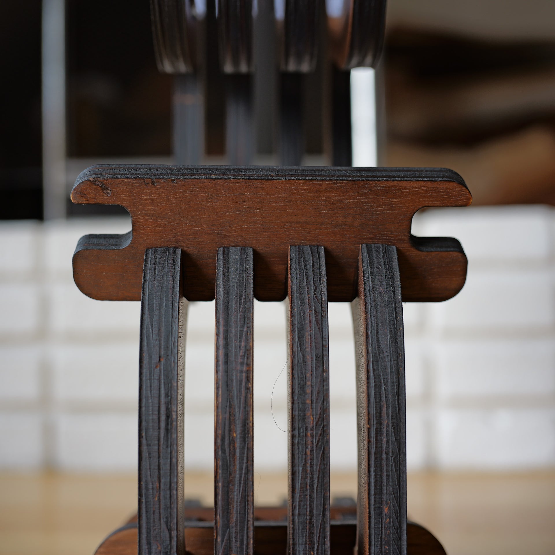 *PREORDER* Apple Vision Pro Stand Walnut Swerve Stand – Galileo Gear